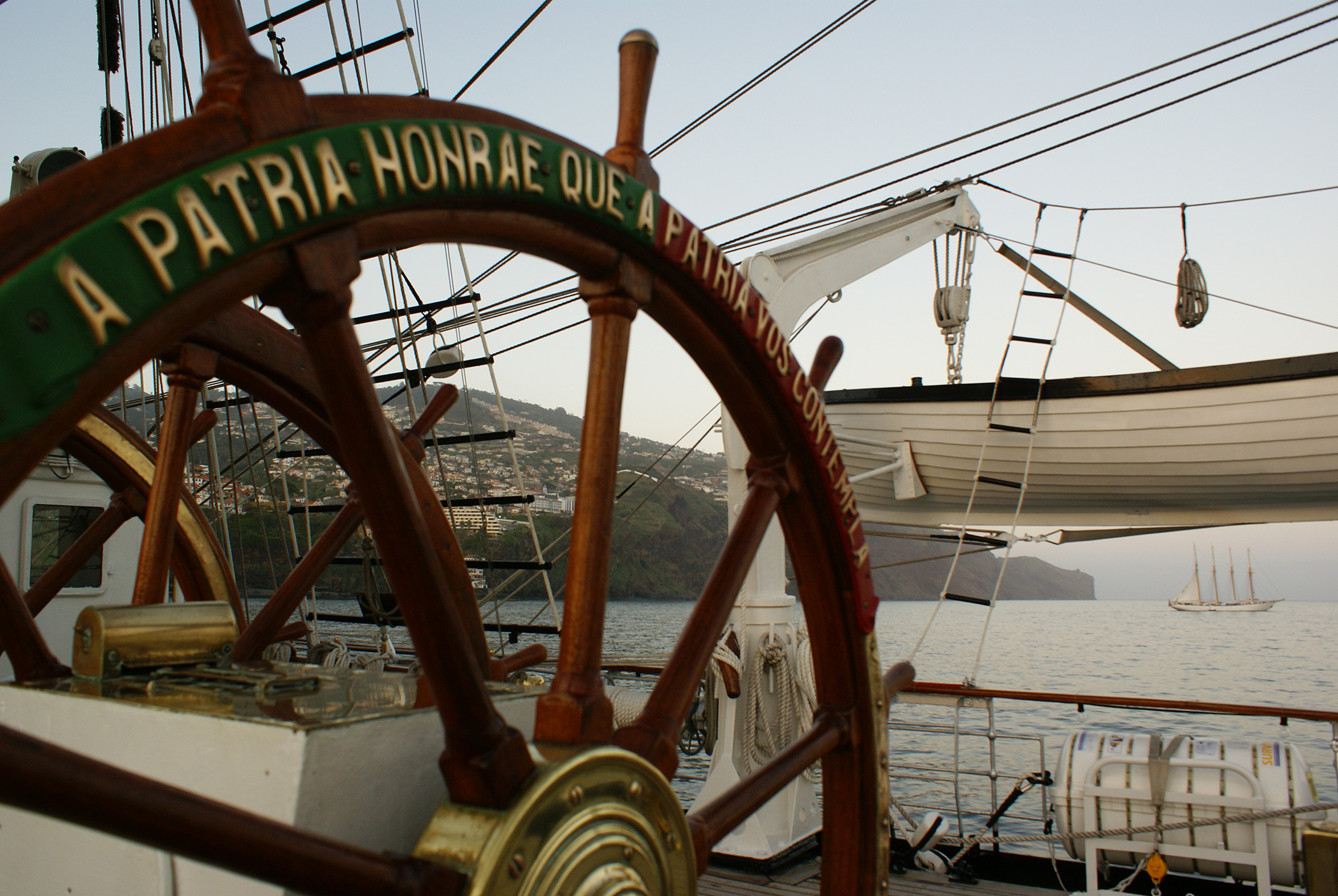 “A PATRIA HONRAE QUE A PATRIA VOS CONTEMPLA"