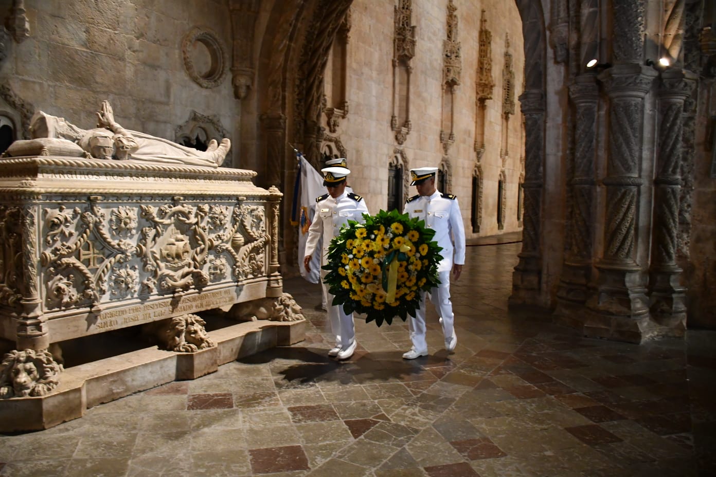 Navio-Escola Brasil presta homenagem aos navegadores portugueses