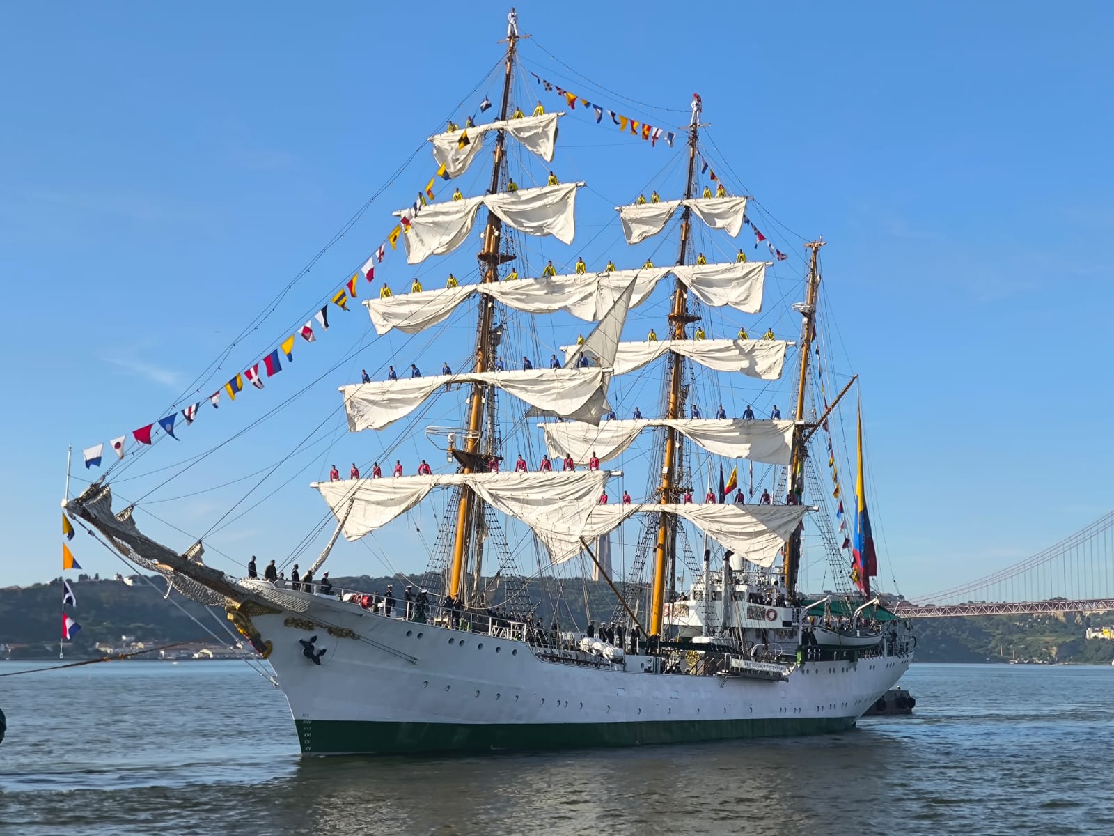 Navio Escola da Armada da Colômbia aberto a visitas