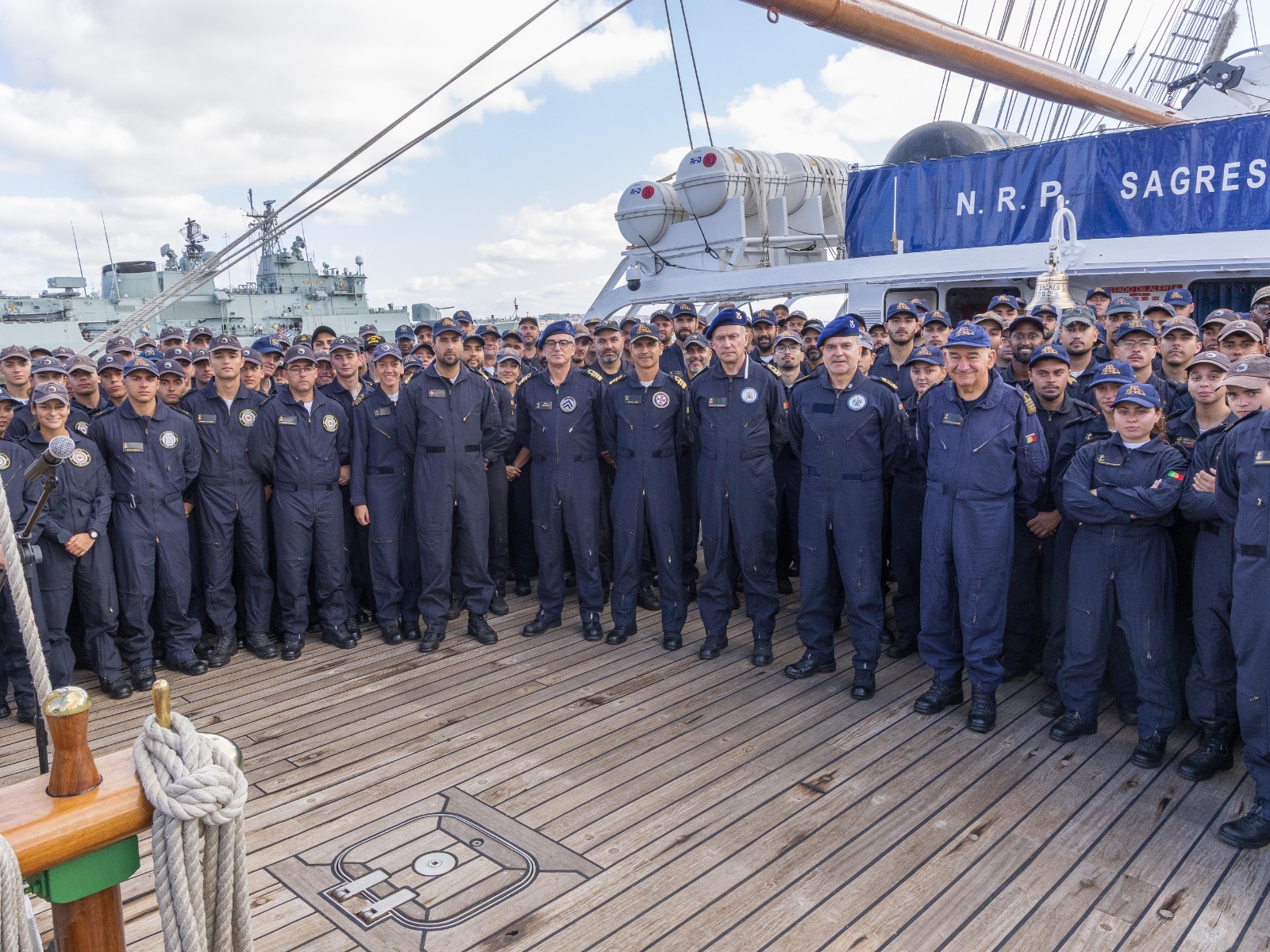 Navio-Escola Sagres larga para Viagem de Instrução