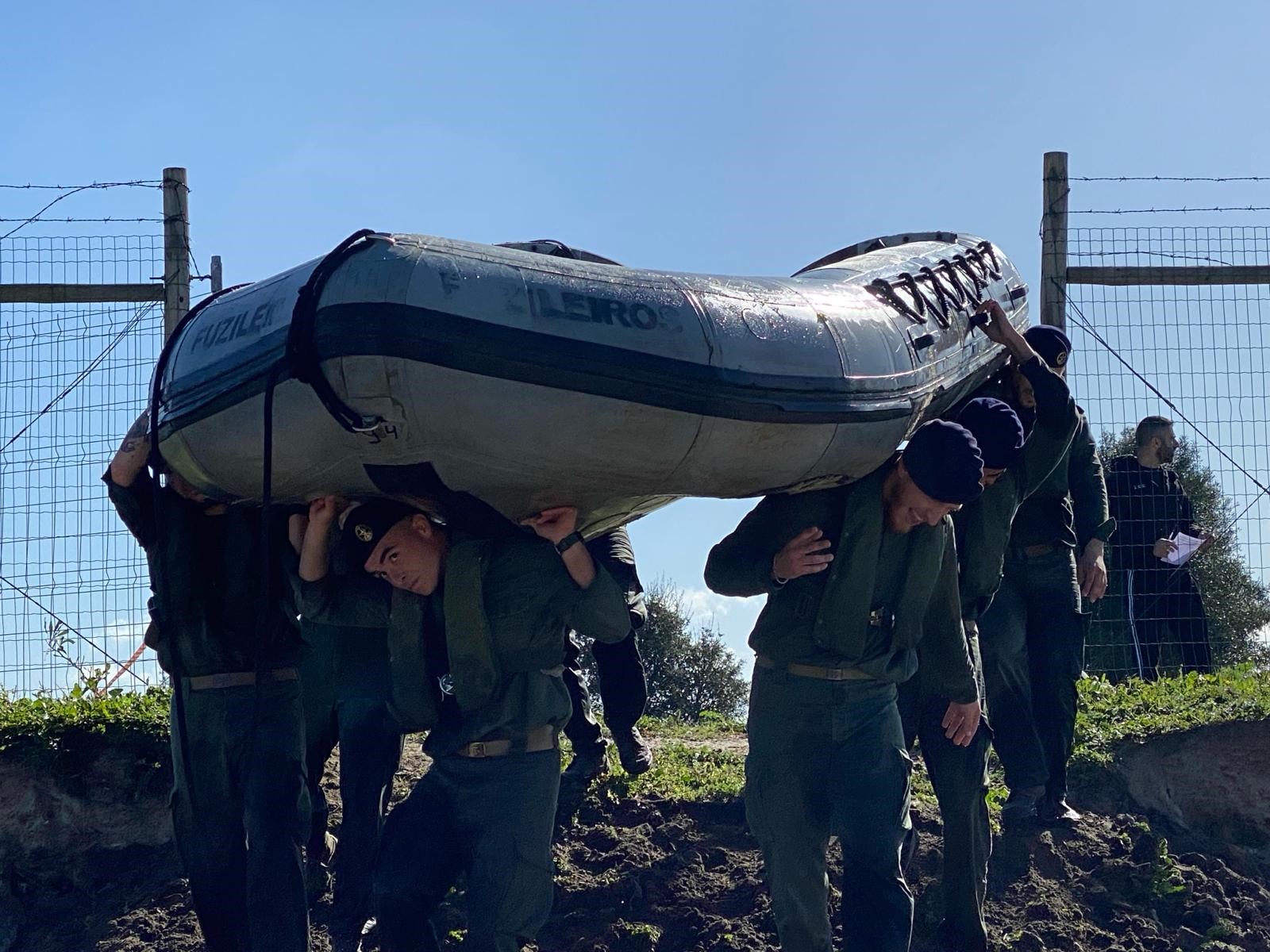 Militares da Marinha participam em torneio de remo em botes na Escola ...