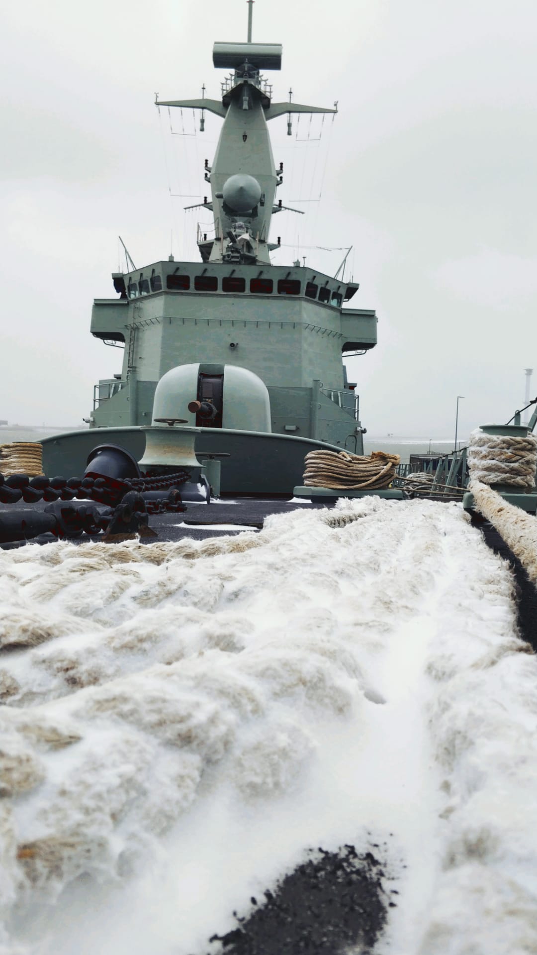 Tempestade de neve "pinta" de branco navio da Marinha nos Países Baixos ...