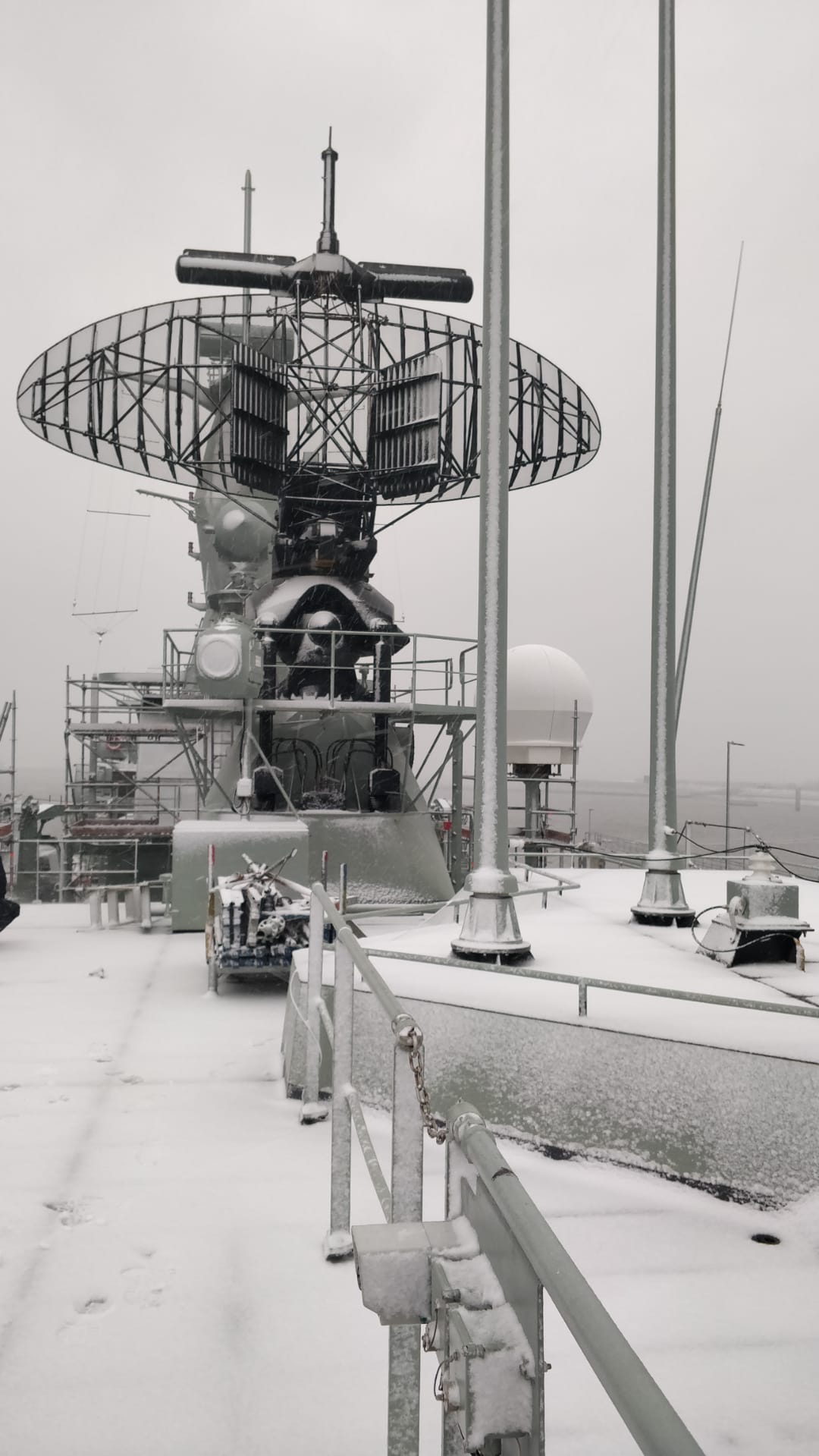 Tempestade de neve "pinta" de branco navio da Marinha nos Países Baixos ...