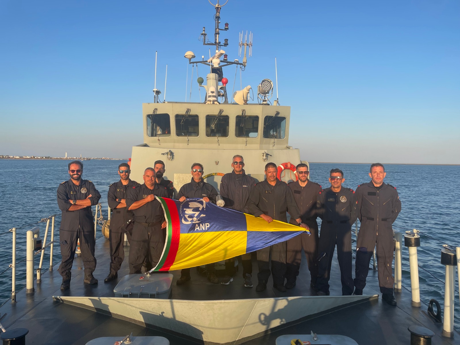 NRP Sagitário recebe a bordo Inspetores da DGRM