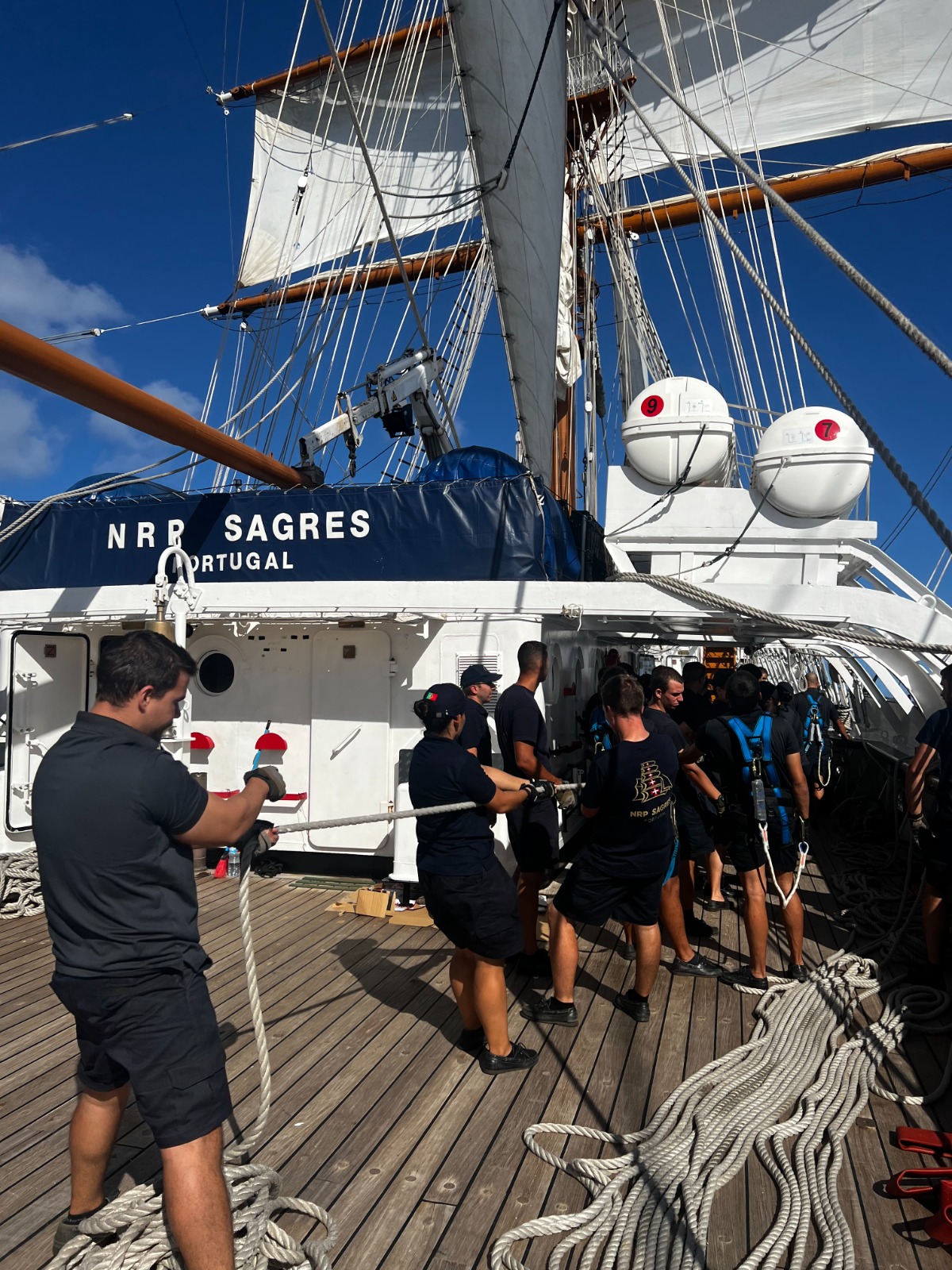 Os trabalhos intensificam-se a bordo do Navio-Escola Sagres antes de ...