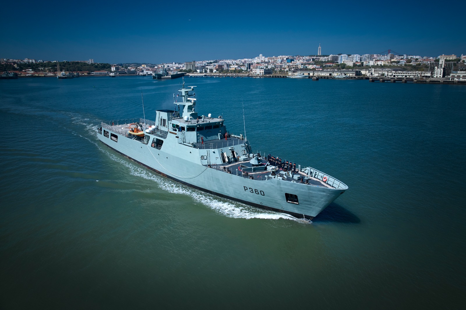 Navio da Marinha Portuguesa larga para missão em África