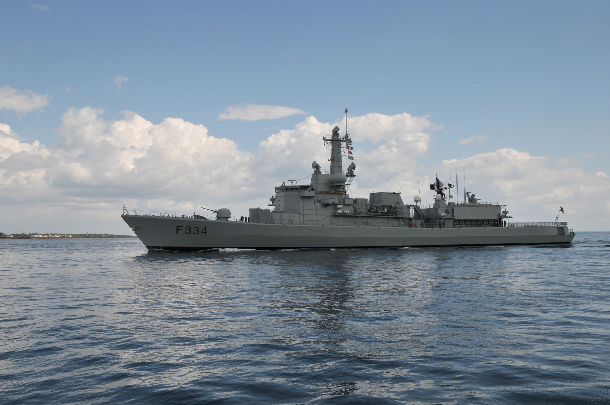 A fragata que resgatou mais de 800 pessoas regressa a Portugal